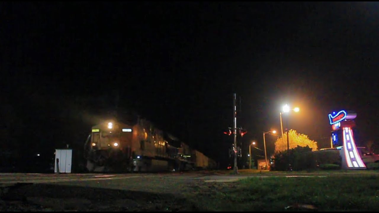 CSX ES40DC #5390 & LSRC SD70M #6434 head north @ Romulus w/ CSX L313 ...