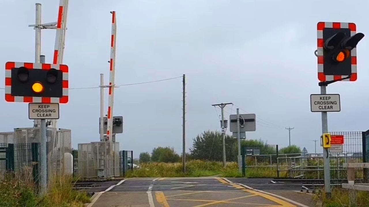 Church End Level Crossing, Lincolnshire - YouTube