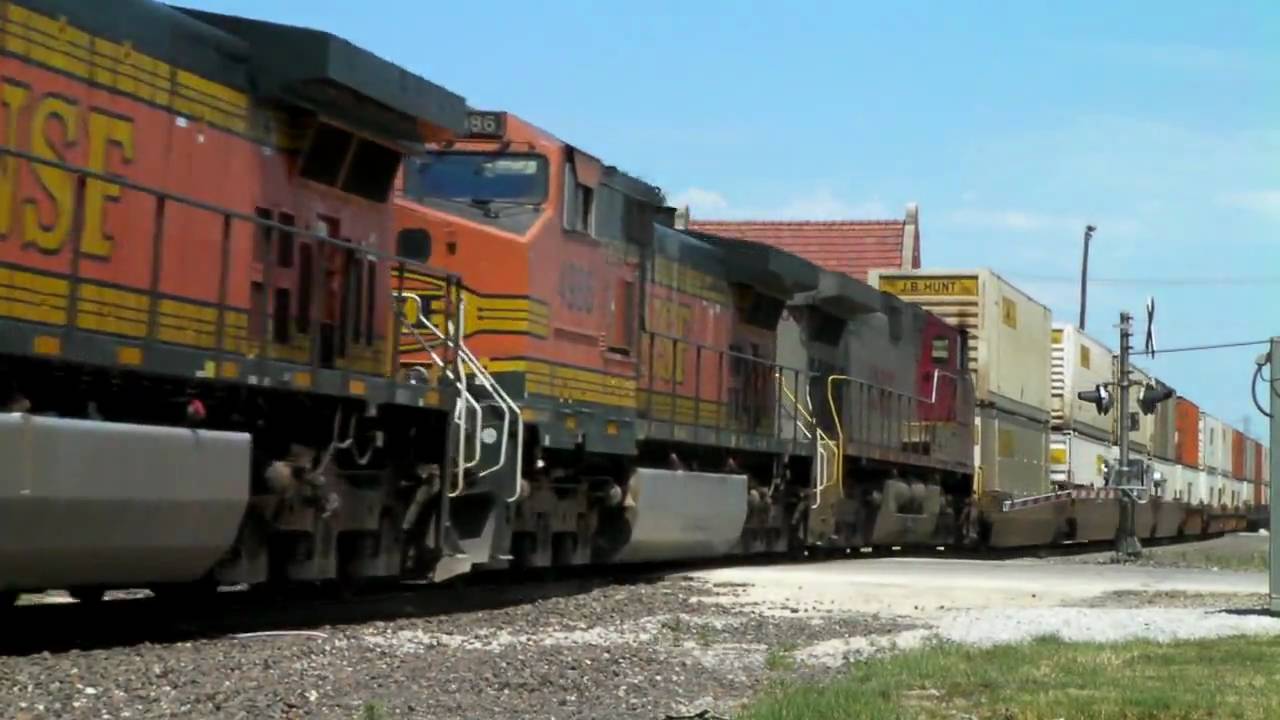 BNSF 5340 demonstrates a train's suspension in Gainesville, Tx. 08/25 ...