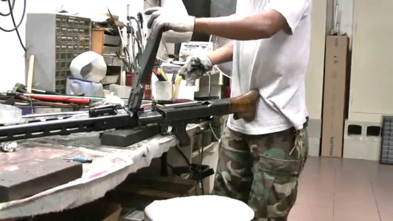 あっちゃんのグアム実銃射撃レポート MG42 Machine gun Field stripping in Guam 分解整備編 - YouTube