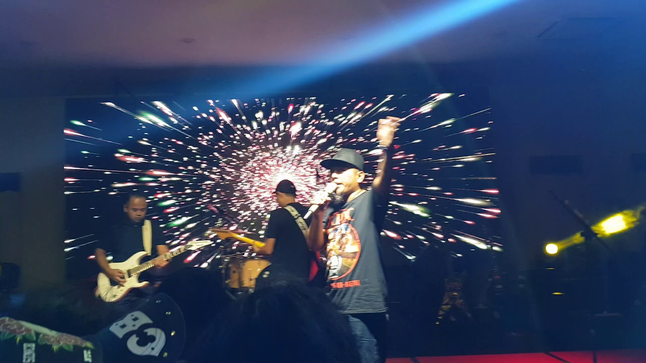 band baru power juga dipembukaan konsert XPDC - YouTube