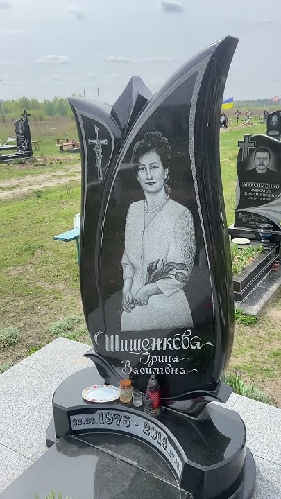 Памятник для жінки у формі тюльпан #cemetery #grave #monument # ...
