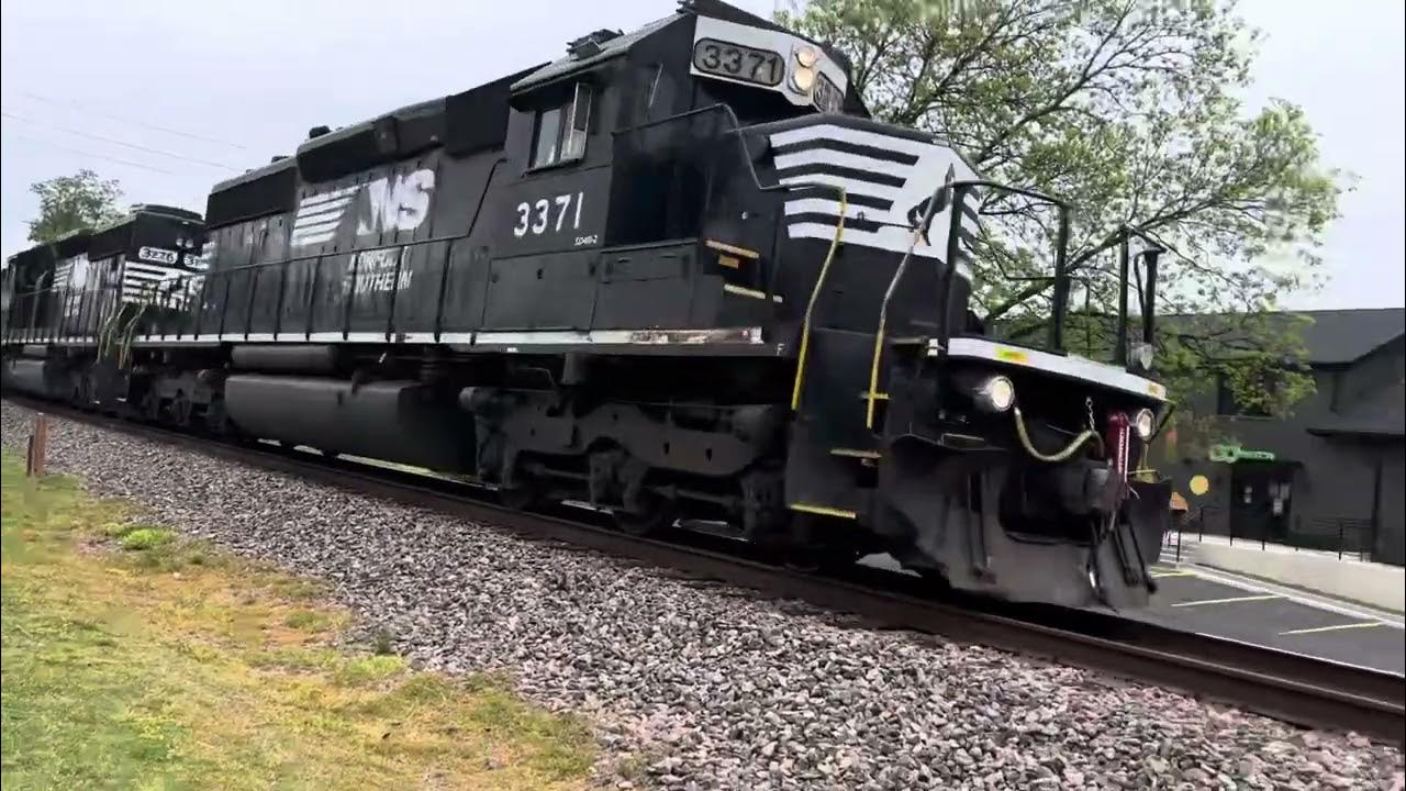 NS 3371 runs light to chamblee - YouTube