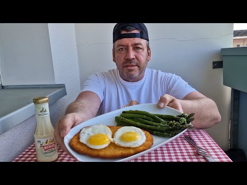 Hamburger Schnitzel mit Spargel in der Mittagspause.