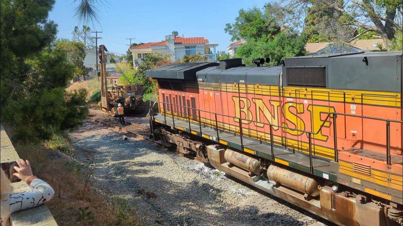 Second Crane Arrives to Lift Locomotive (BNSF 5363) - YouTube