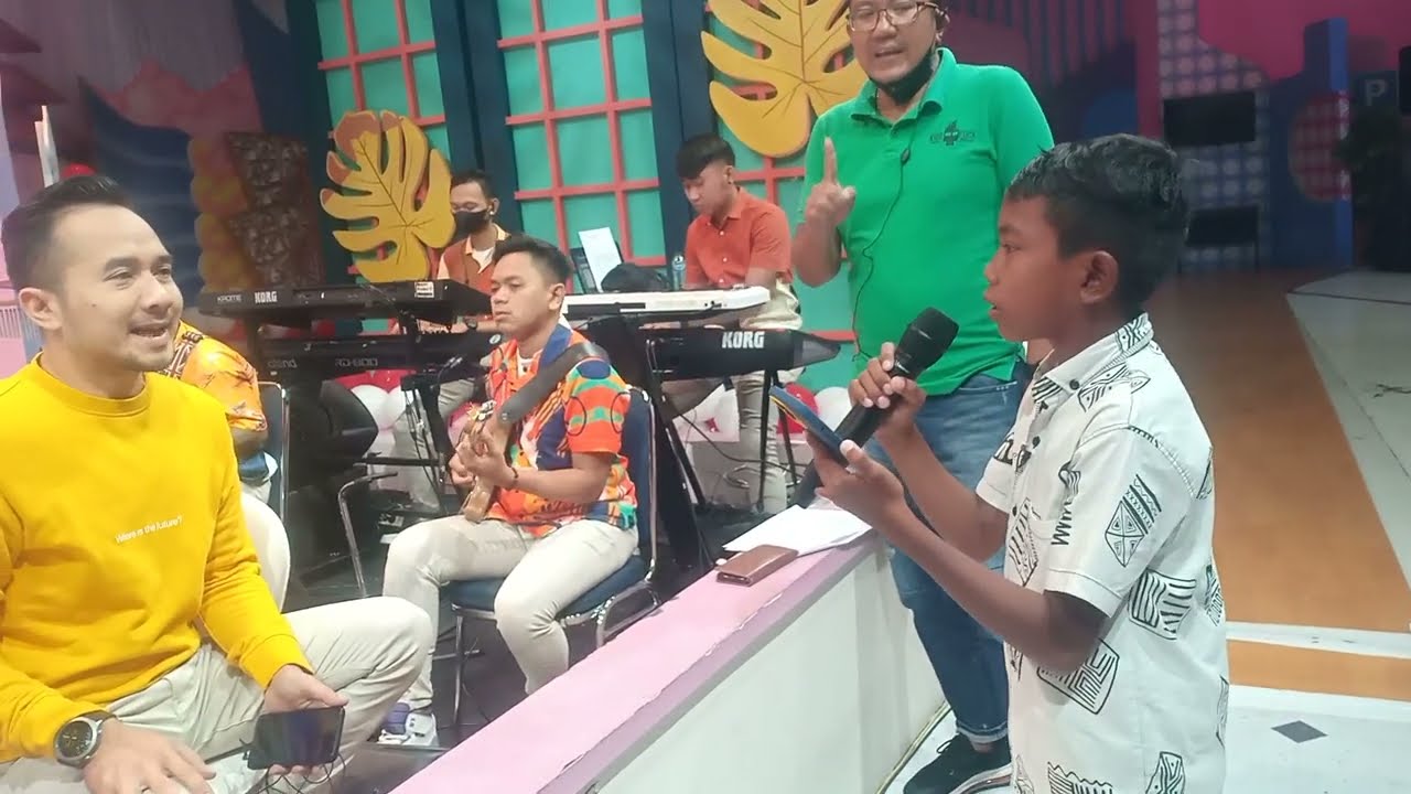 wow.. seluruh crew trans TV Kagummm.. Nus Dao Tes Suara studio trans TV ...