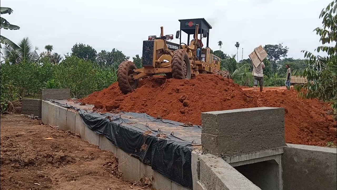 How a Motor Grader Spreads Soil Across the Box Culvert - YouTube