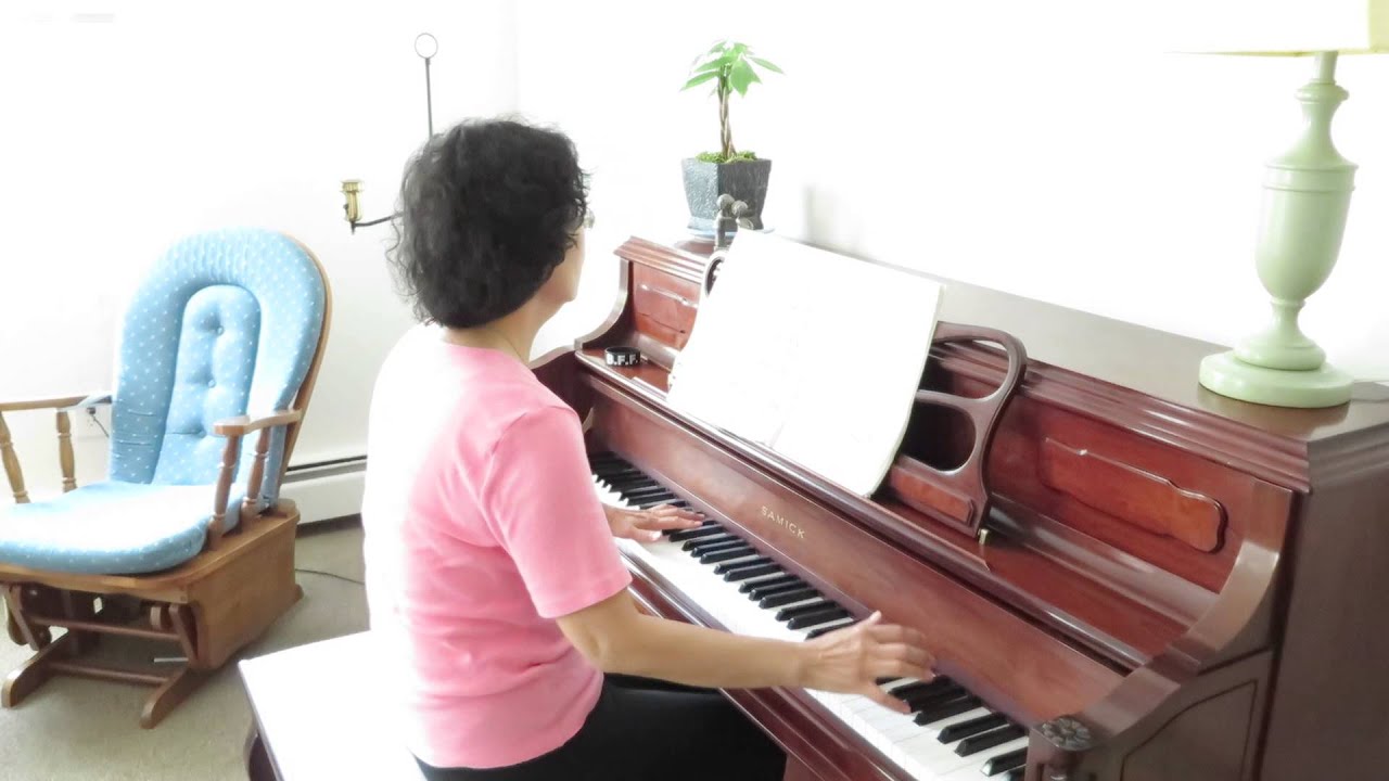 Piano playing by Chou Ming Huey - YouTube