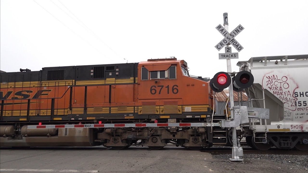 BNSF 6959 Manifest Freight Train South/East, E. Church St. Railroad Crossing, Stockton CA - YouTube