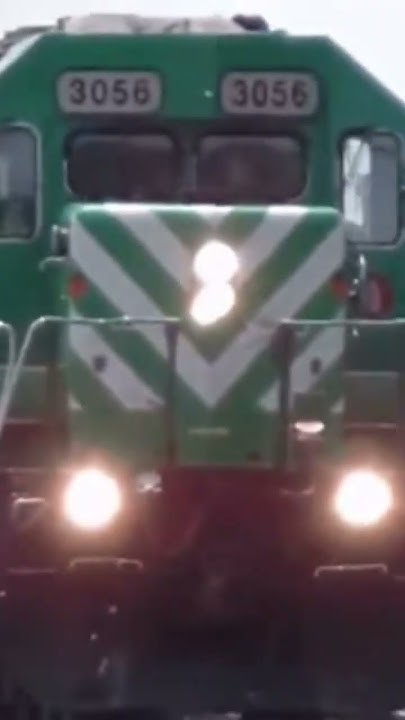 Triple SD40 engines pull big CSX train. - YouTube