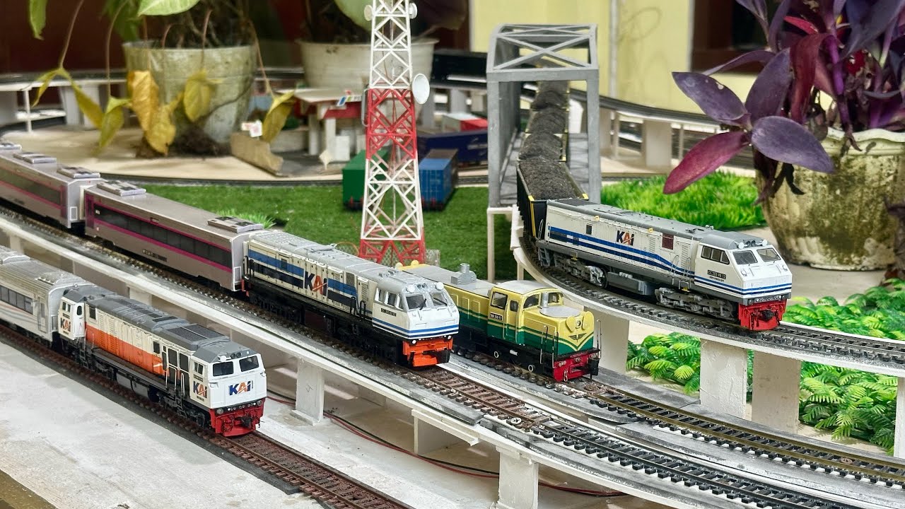 Serunya bermain mainan kereta api KAI gerbong panjang di 2 track ...
