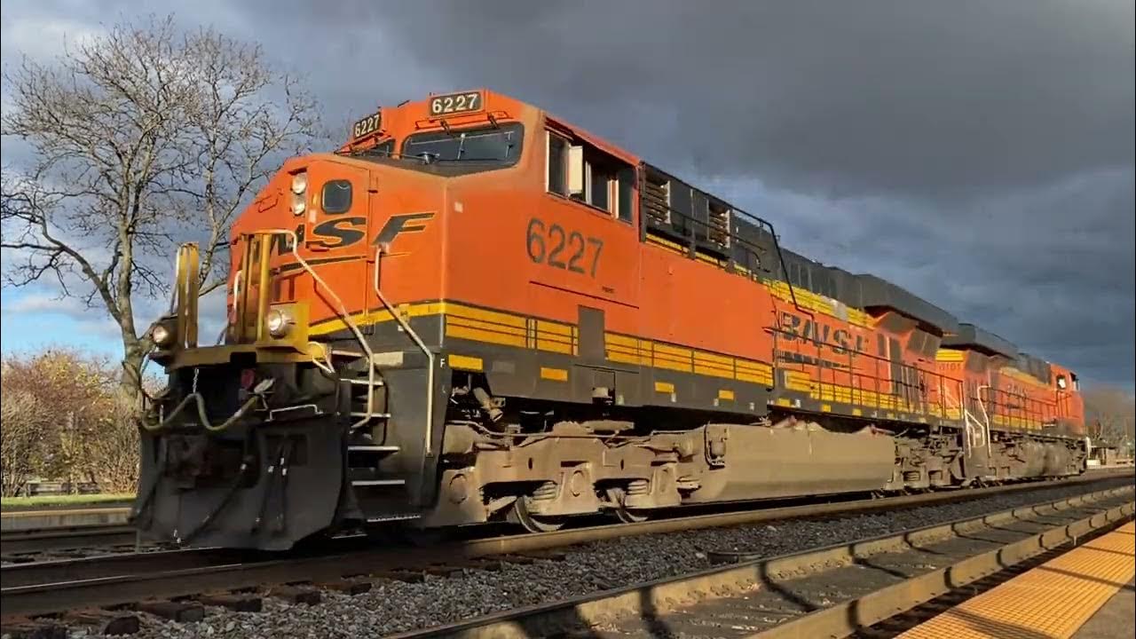 Railfanning Naperville 11.10.24 FT BNSF H1’s and a BNSF H4 Dash 9 - YouTube