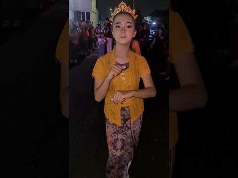 adek manis kebaya kuning joget santay #karnaval #dj #djremix #cover #music #jogetkarnaval