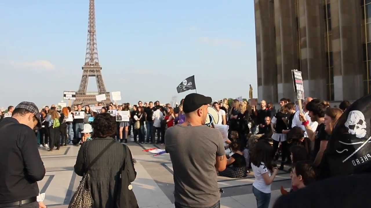 Protest at Eiffel Tower - YouTube