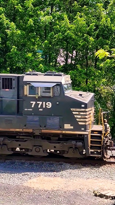 7719 and 7663 Norfolk Southern Locomotives - YouTube