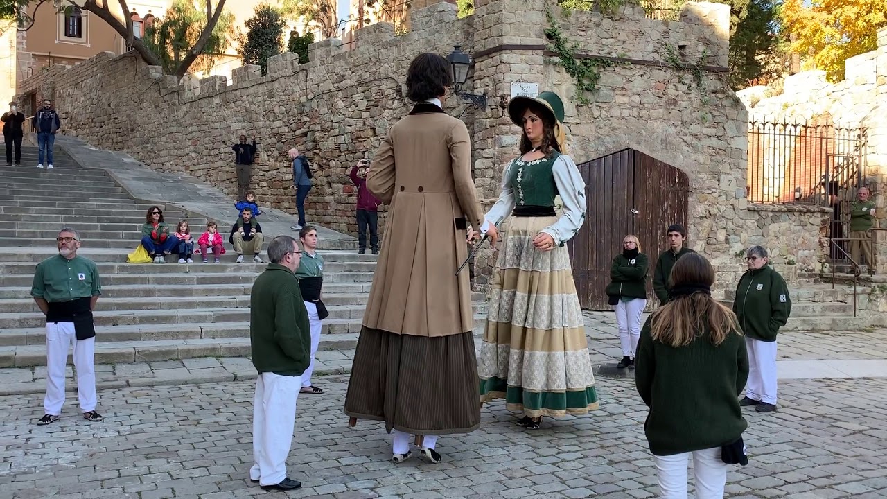 Els Gegants del Pi a Pedralbes - Ballada (IIIA) - YouTube
