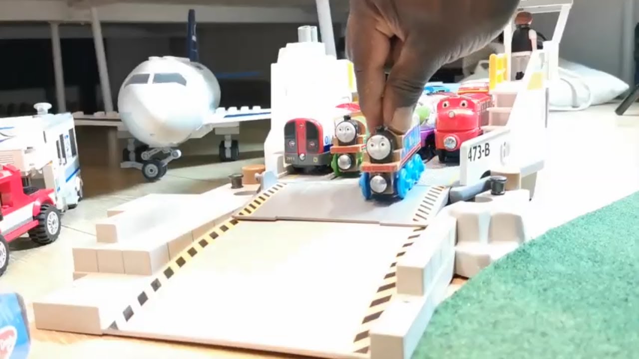 Thomas, Chuggington wooden. ROUNDHOUSE, BRIO 4 tunnel course, Lego ...