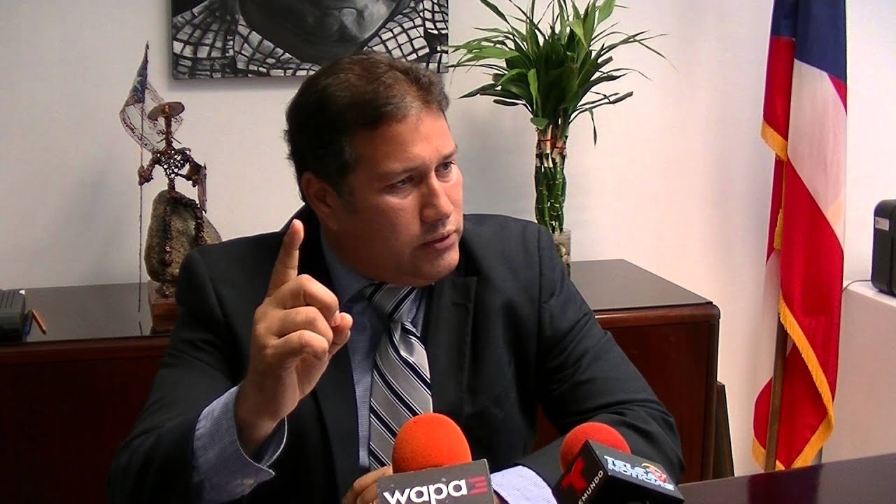 2013.10.24 Senador Cirilo Tirado , Conferencia Prensa, decisión ...