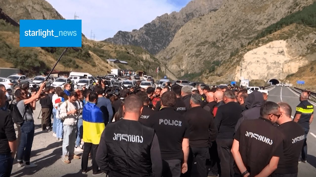 Protest at Georgian border as Russians arrive - YouTube