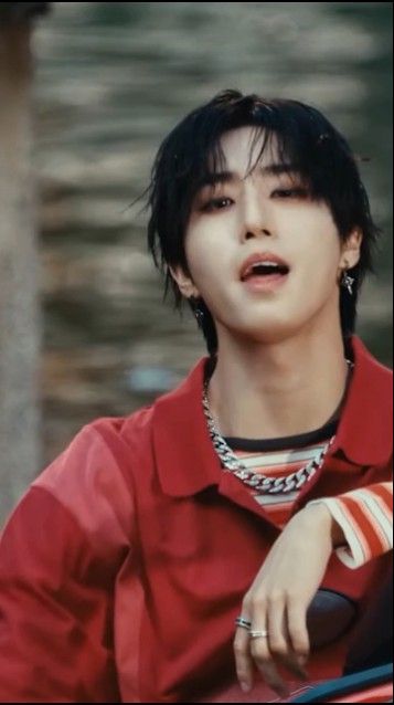Stray kids 𝒘𝒂𝒍𝒌𝒊𝒏𝒈 𝒐𝒏 𝒘𝒂𝒕𝒆𝒓 short mv #skz #straykids #hop # ...
