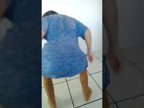 Rabudinha rebolando de shortinho