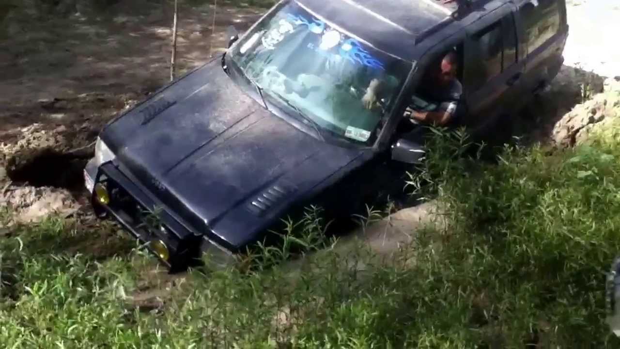 4x4 OF ROAD Atascado En El Lodo En El Campamento De La presa 2013 (2 ...