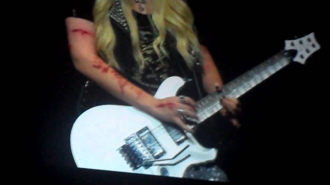 Orianthi Solo - Alice Cooper live @ Montreal Bell Center - YouTube