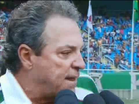 Abel Braga reclama da arbitragem no lance da cotovelada