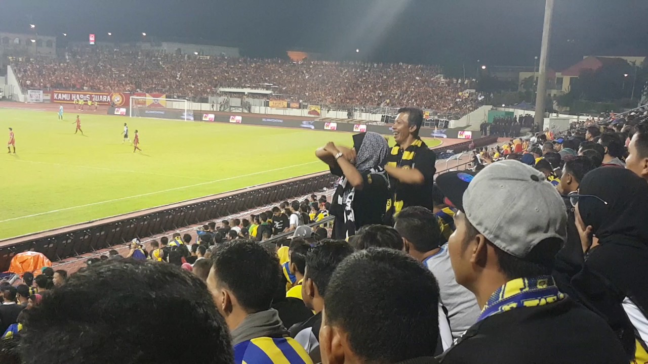 FANS PAHANG PALING SPORTING DI STADIUM SELAYANG - YouTube
