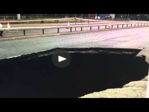UK "Massive Sinkhole Manchester England" Expanding - YouTube
