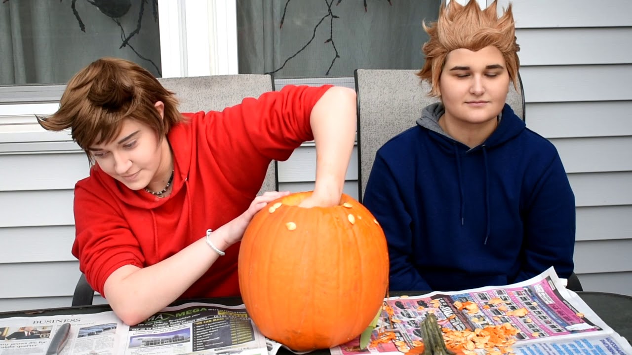 Carving Pumpkins: Featuring Tom and Tord - YouTube