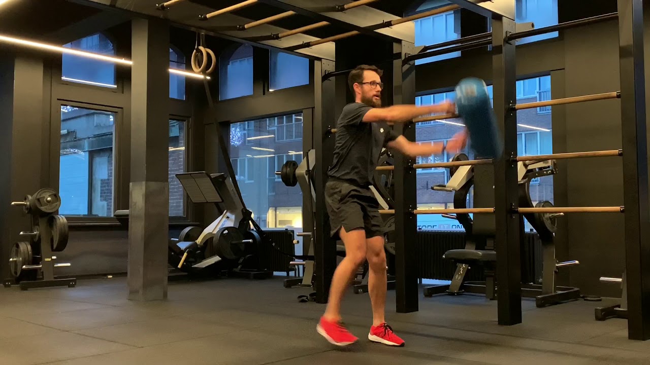 Aquabag swing reverse lunge - YouTube