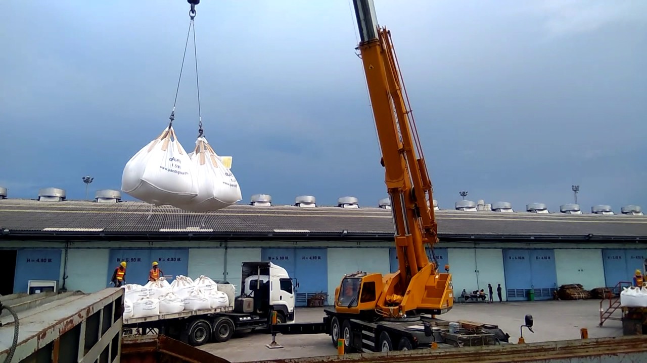 SCMarine - Loading for Barite powder in jumbo bag 1.5 Mt - YouTube