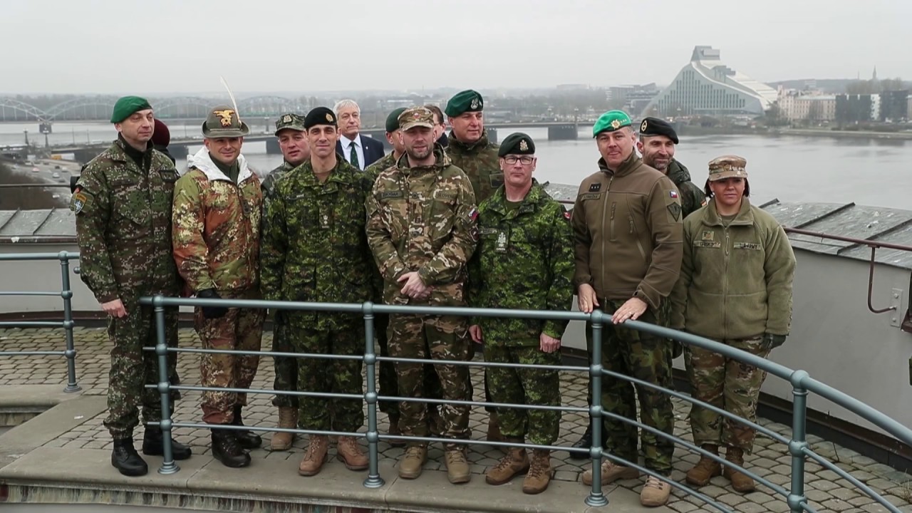 Rīgas pils Svētā Gara tornī svinīgi pacelts NATO karogs - YouTube