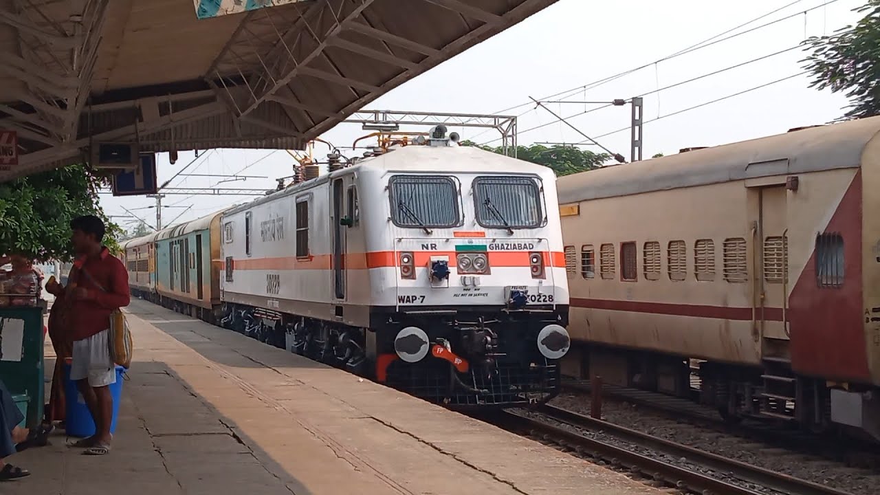 Offlink GZB WAP-7 With 22857 Santragachi - Anand Vihar Weekly Superfast ...