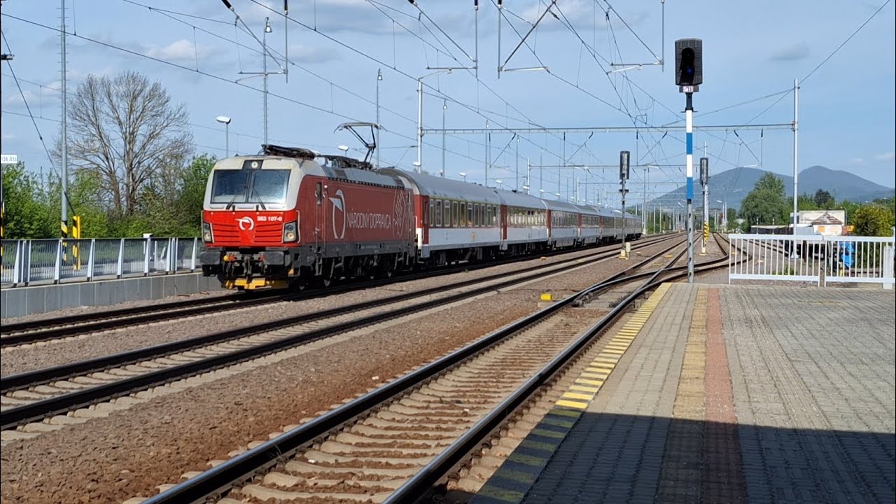 EX 606 Tatran smer Bratislava hl.st. prechádza stanicu Dubnica/Váhom ...