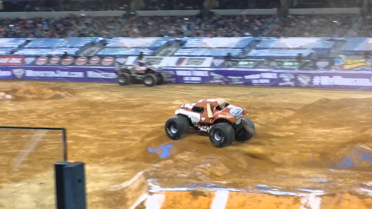 Monster Jam: Monster Mutt WINNING FREESTYLE Arlington 2015 - YouTube