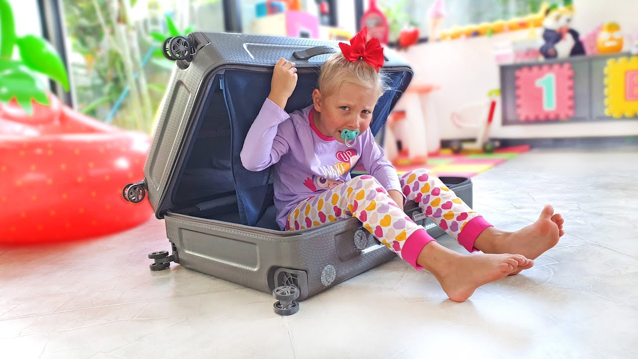 Alice pretends play as a nanny with baby Eva - YouTube