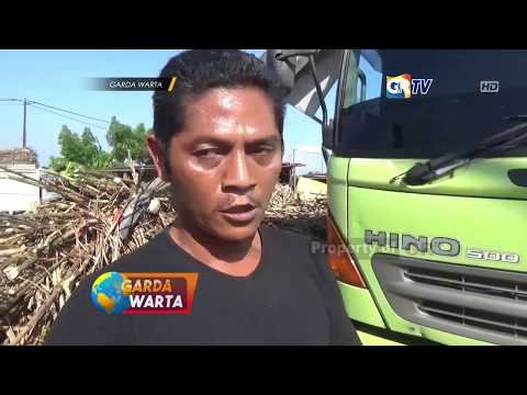 NGAWI - Terjang Lampu Merah, Truk Muatan Tebu Terguling