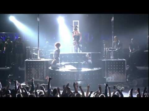 Rihanna feat. Britney Spears - S&M [Live At The 2011 Billboard Music Awards]