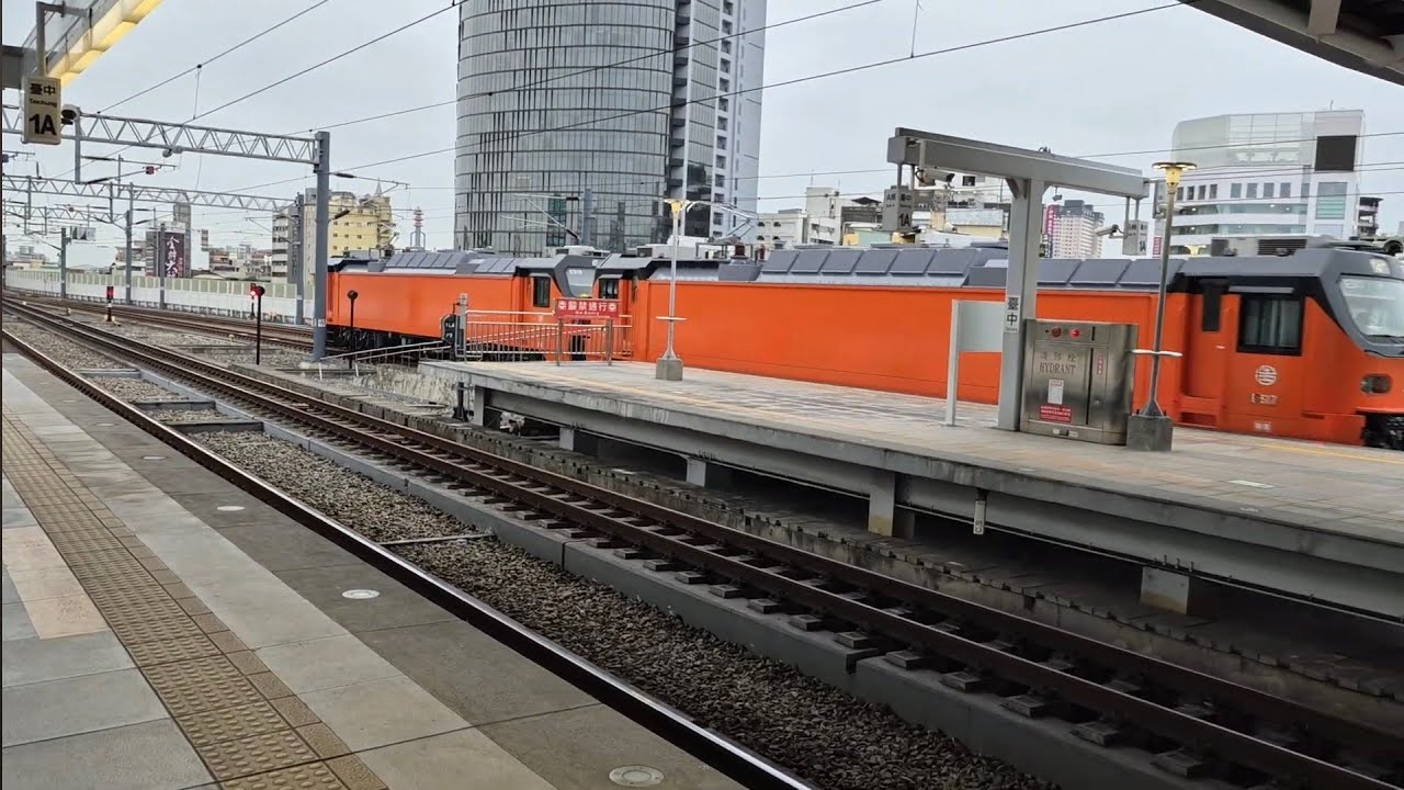 8772次潮州基地發車開往竹南的E500型鳴日色金光牌E518+E517雙電力機車頭試運轉車頭列車鳴笛，和3029次豐原發車經由山線開往潮州銀綠色微笑號EMU900型十輛一編組EMU920區間 ...