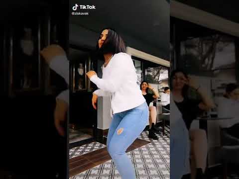 Periscope azdım diyen çıtır kız twerk Show yapıyor