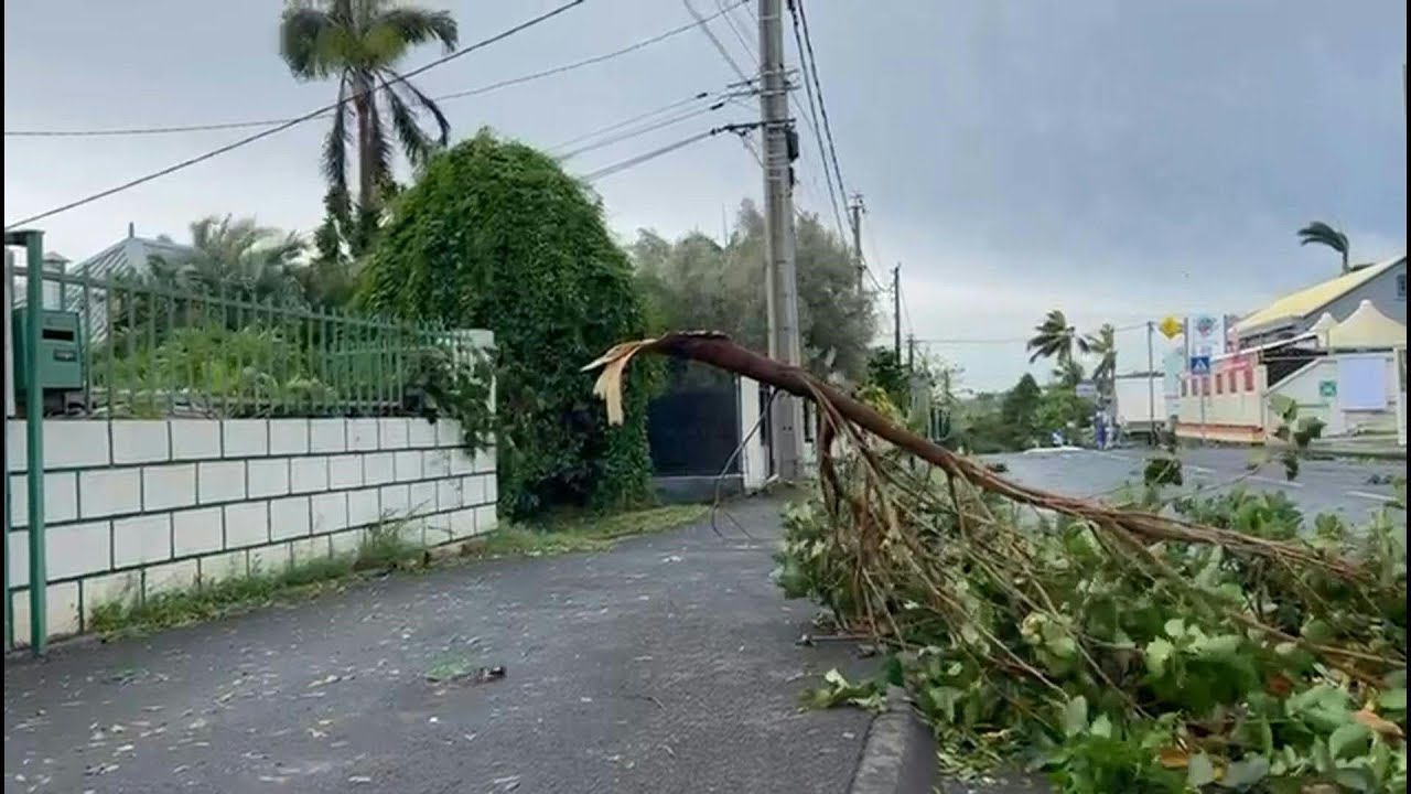 Le cyclone Belal frappe La Réunion et l'île Maurice | AFP - YouTube