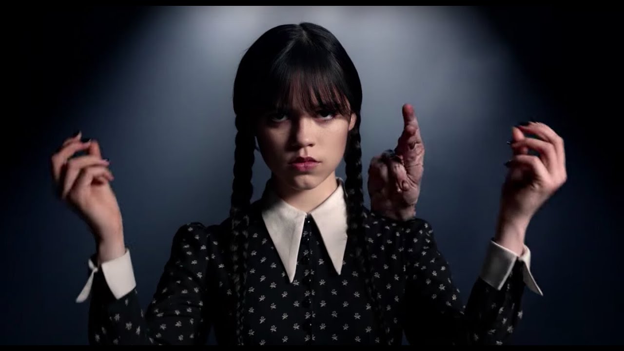 Уэнсдэй взламывает вход в тайную комнату | Wednesday Addams snap twice ...