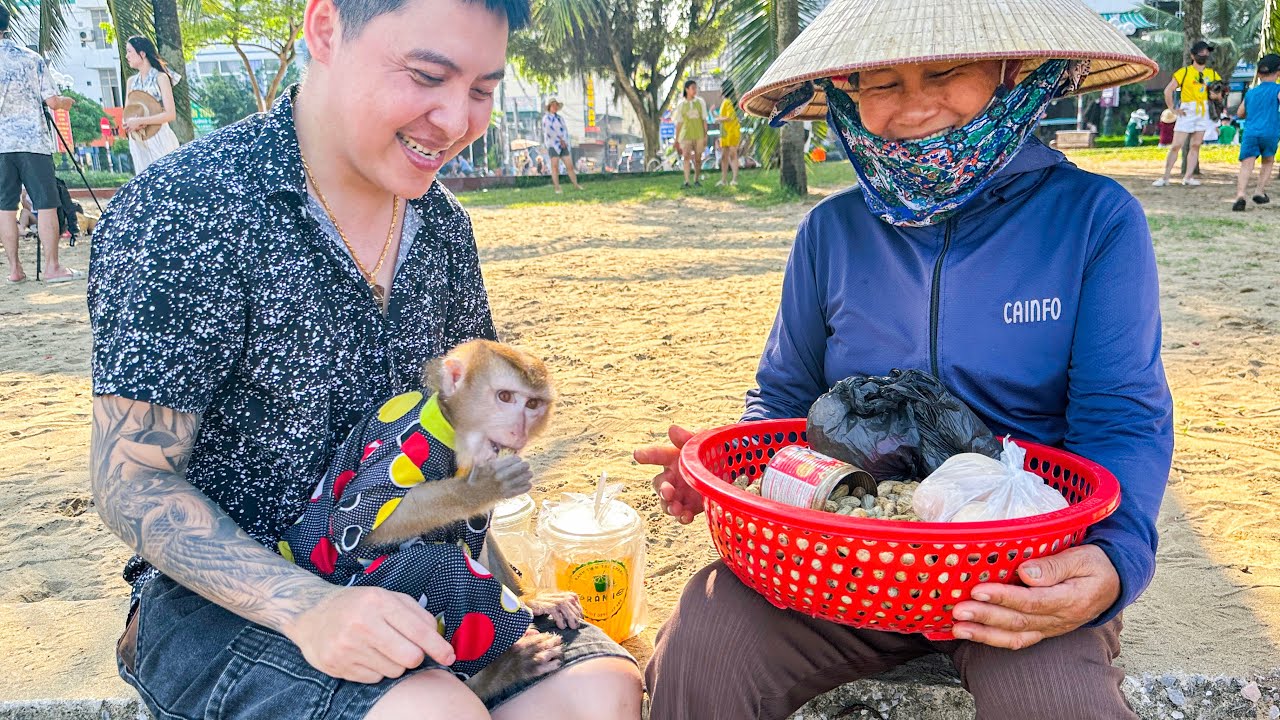 Monkey Kaka happily eats boiled peanuts with dad at the beach - YouTube