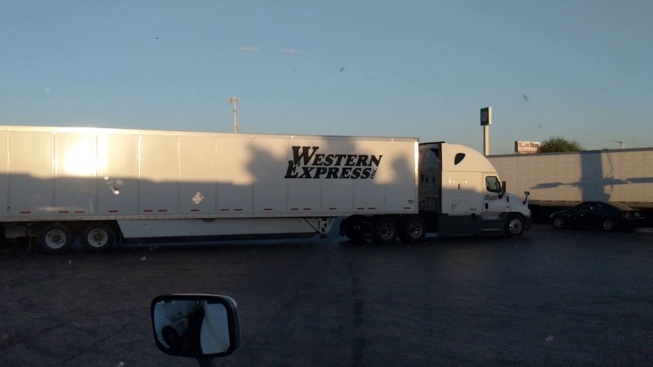 Semi truck backing ,Semi truck accident - YouTube