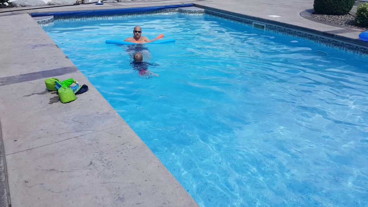 Jonah Spaschak age 3 swims length of pool on his own. - YouTube