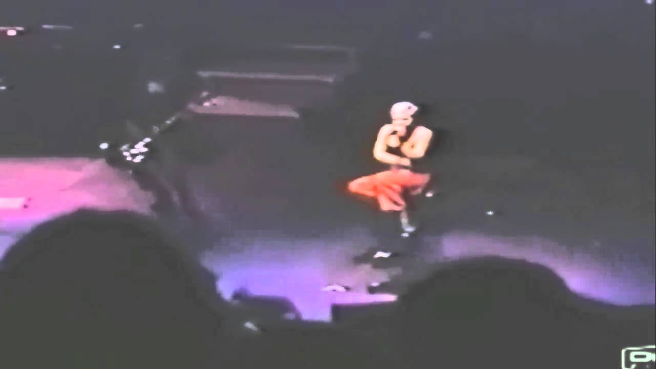 Linda Perry and Pink live - Lonely girl live 2002 - YouTube