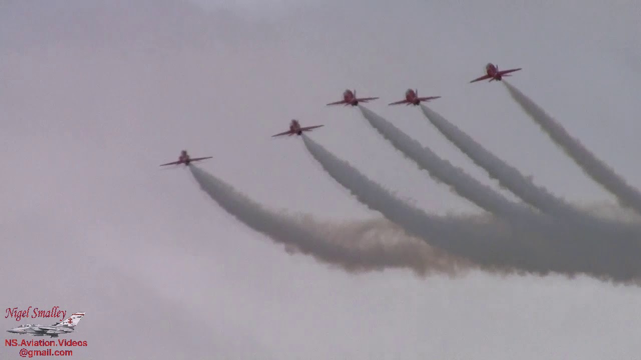 RAF WADDINGTON AIRSHOW RED ARROWS DISPLAY. - YouTube