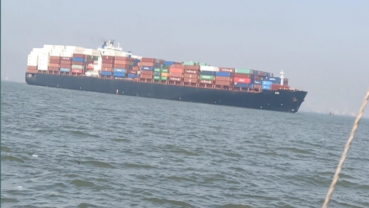 Fully loaded container ship - YouTube